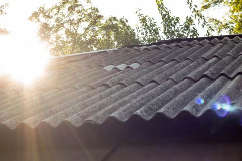 Skift de gamle tagplader ud med cembrit eternittagplader - Kvinde ...